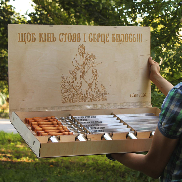 Подарочная коробка с уникальным рисунком + шампура с деревянными ...