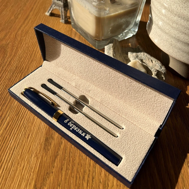 Ручка синього кольору з персоналізованим гравіюванням Подарунок колезі керівнику вчителю