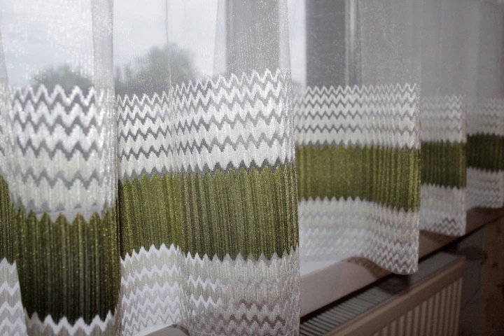 Готовая короткая занавеска шифон с зелеными полосками Соломия 180Х280