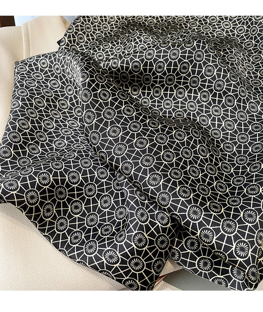 Шовкова хустка чорна із золотистим орнаментом косинка на голову 70 70 см від продавця Oneart