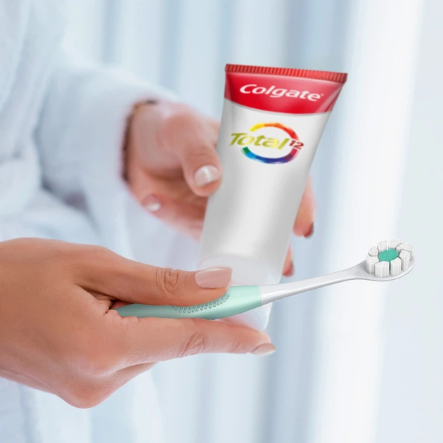 Зубна щітка Colgate 3D Density Рожева (2172000000034) – купити онлайн на ROZETKA