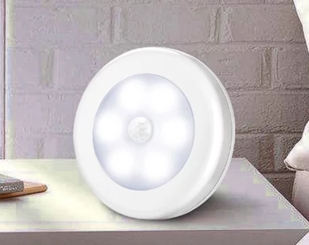 Лед лампа біла світильник з датчиком руху працює від батарейок типу ААА фото відгуки