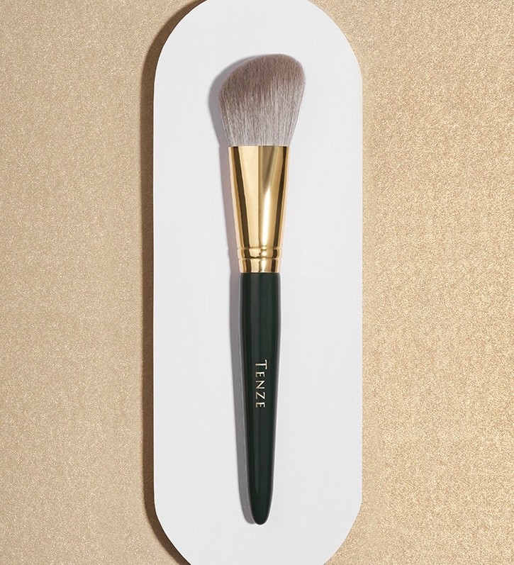 Скошенная кисть для контуринга Tenze Contour Brush из кукурузного ворса ...