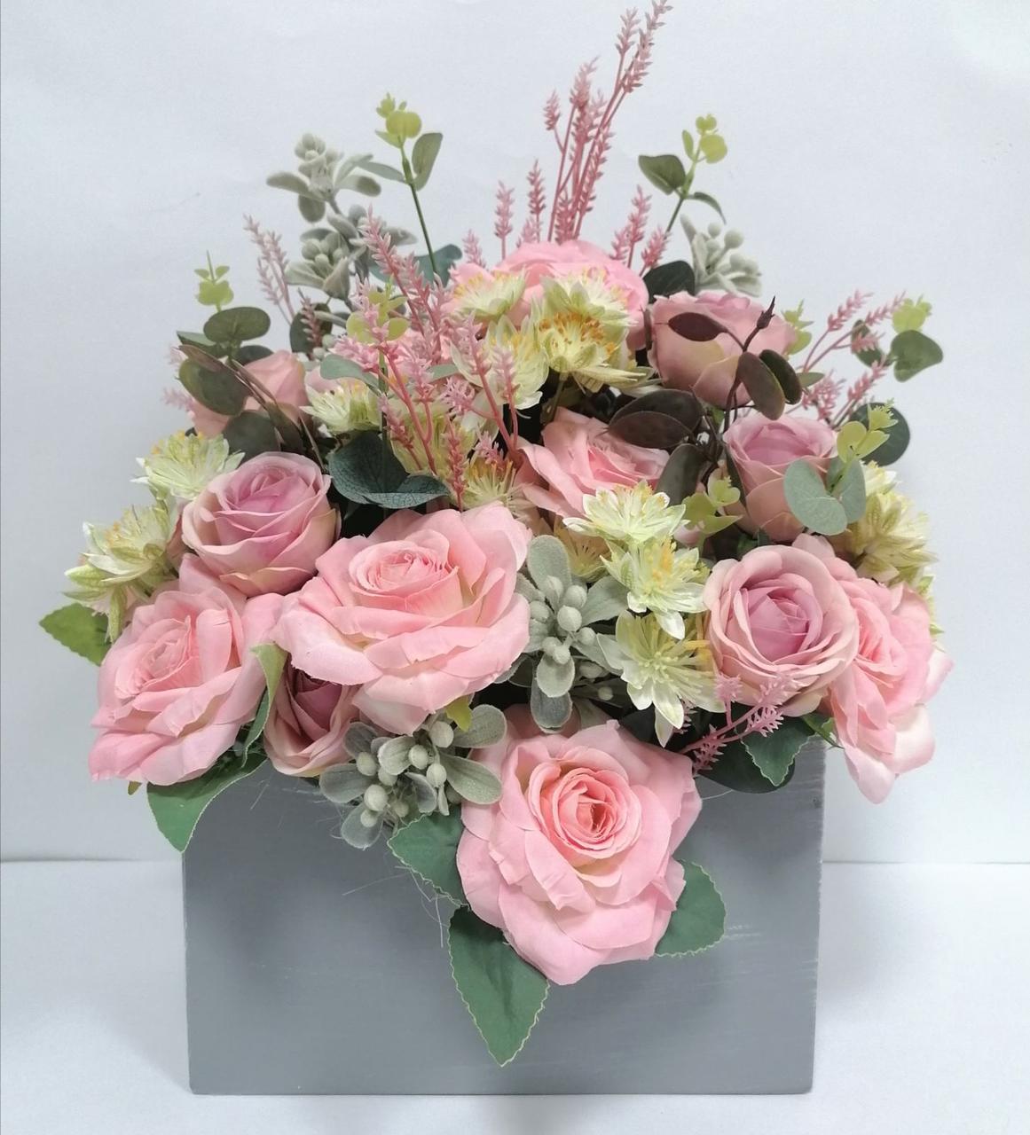 Декоративна композиція зі штучних квітів в деревяному кашпо конверті низькі ціни кредит